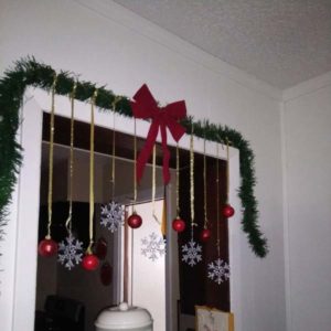 26 Genius Ideas to Decorate Your Christmas Home with Hanging Items ...